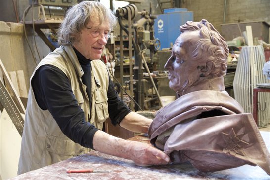 De kunstenaar - RvS Beelden van de Raad